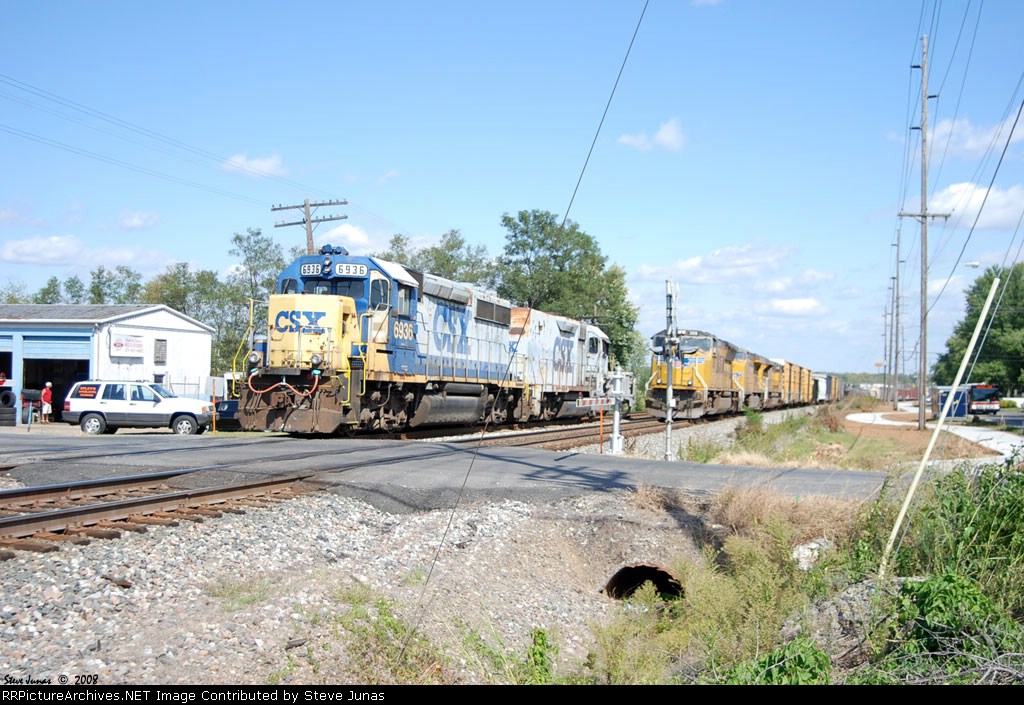 J768 CSX 2247,6936 meets Q525